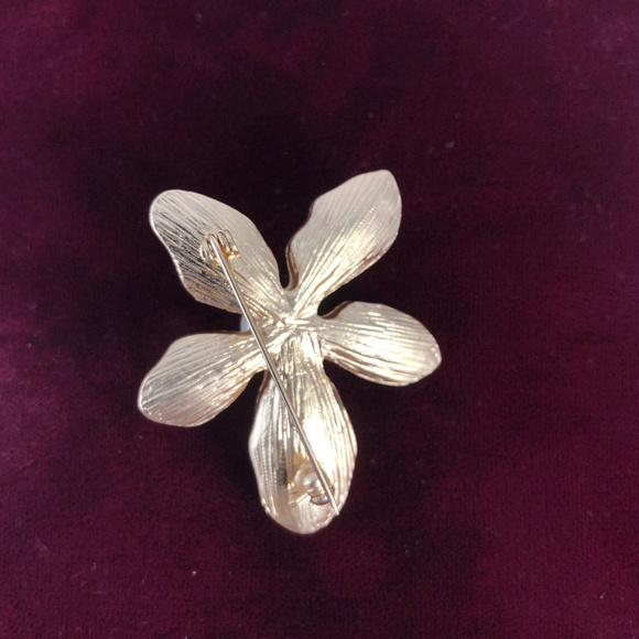 Vintage | Jewelry | Sculptured Gold Tone Flower With 9mm Pearl Brooch ...